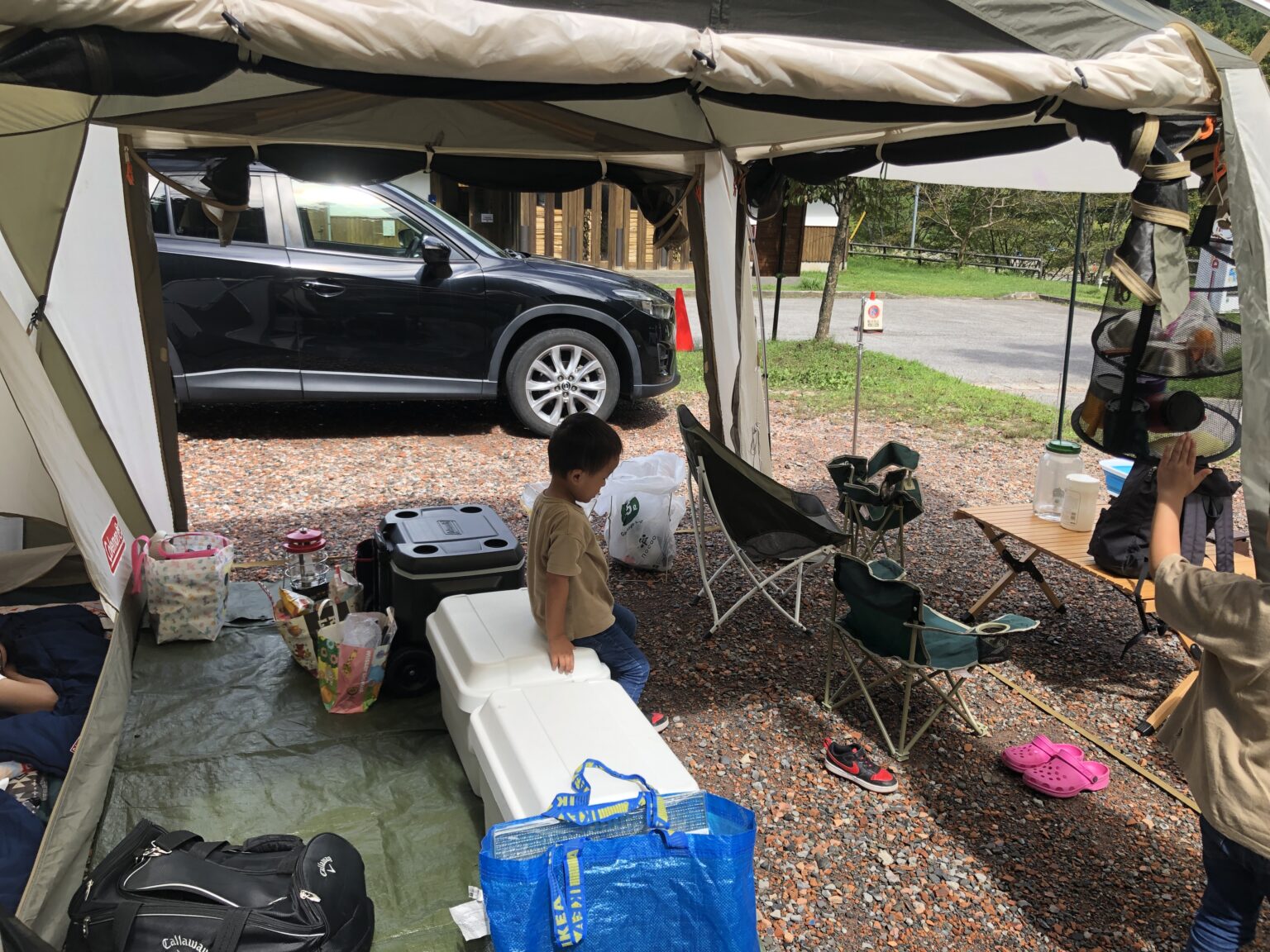 【ファミリーキャンプのレイアウト】コツ4つ！ツールームテントでサイト設営した具体例7つ！ | ファミキャン情報局