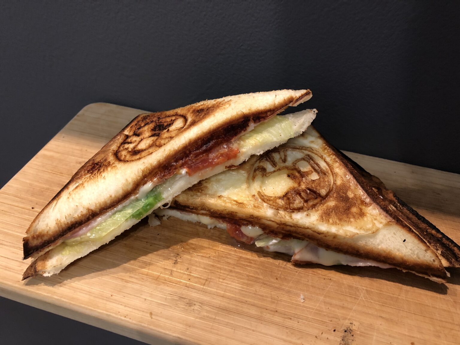 【最強キャンプ飯：ホットサンド】朝食におすすめ簡単レシピ！ | ファミキャン情報局